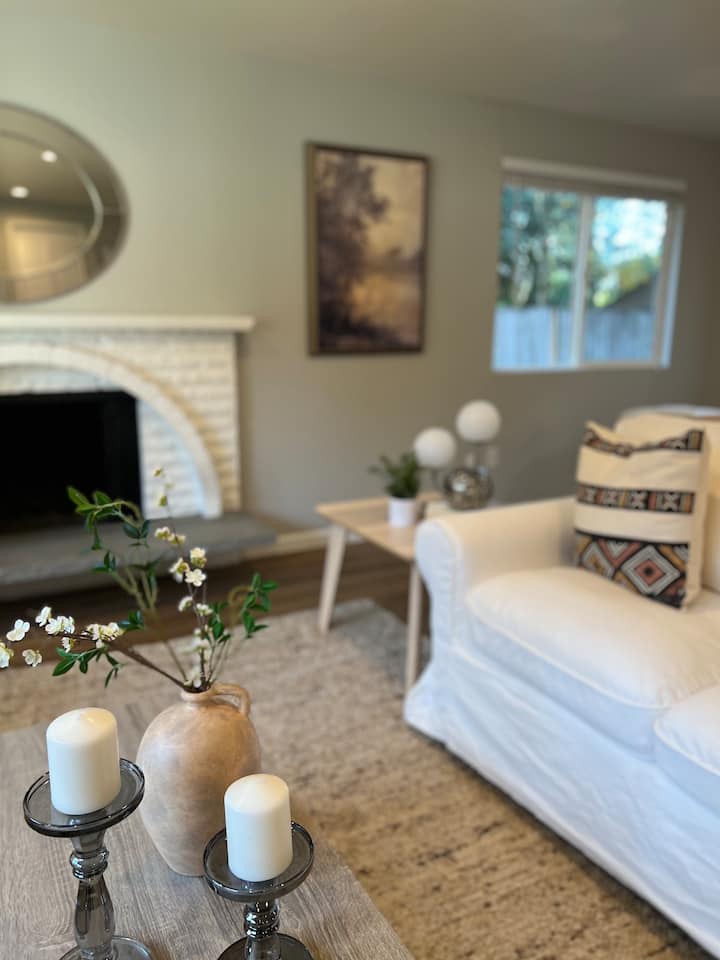 Spacious 3 Bedroom In Kirkland - Kirkland, WA