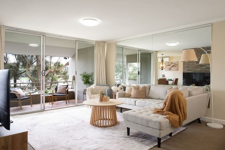 Spacious 3br 2-level Unit With Pool, Gym & Parking - Bondi Beach