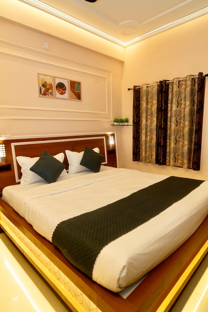 The Harmony (Near Kashi Vishwanath And Ghats) - Varanasi