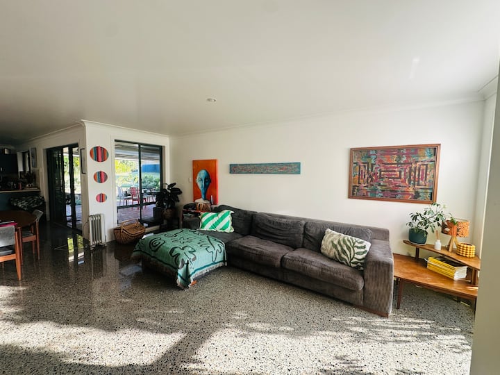 Sandy Feet Gallery - Family Home With Colour - South West Rocks