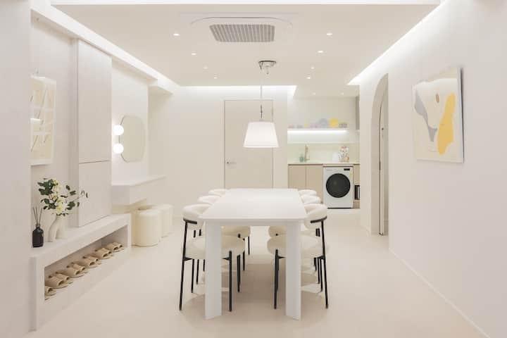 [신규오픈] 서면역1분/최대10인/3룸/퀸베드5개/욕실2개/tv65인치/단체여행/가족여행 - Busan