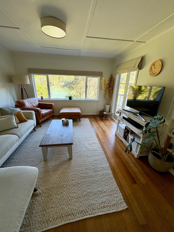 Charming Titirangi Cottage By The Water - Auckland