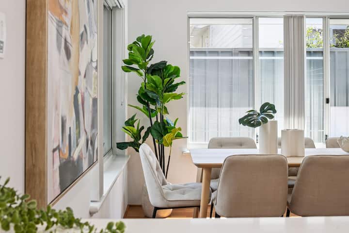 Close To Beach, Cafés & Perth Hotspots | 65” Tv - Perth