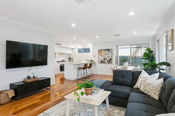 65 Inch Tv | Walk To Cafés & Park | Central - Perth