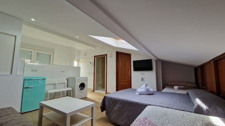 Buhardilla Con Baño Propio En Pleno Centro - Salamanca