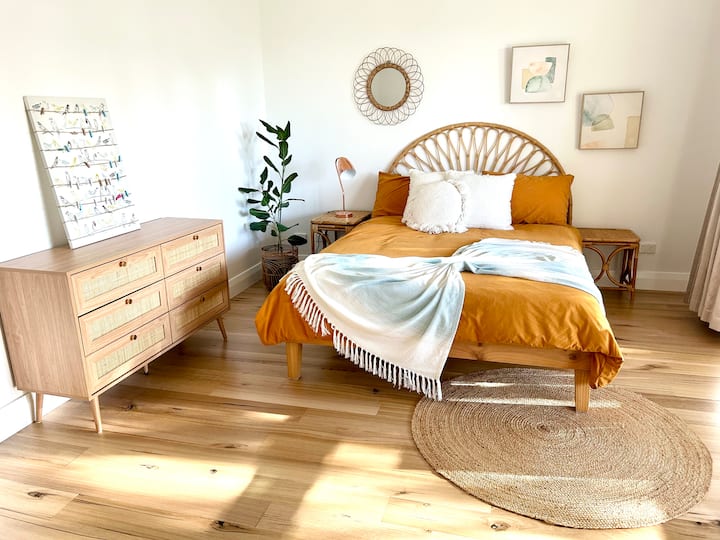 Modern Spacious Coastal Retreat - Glenelg