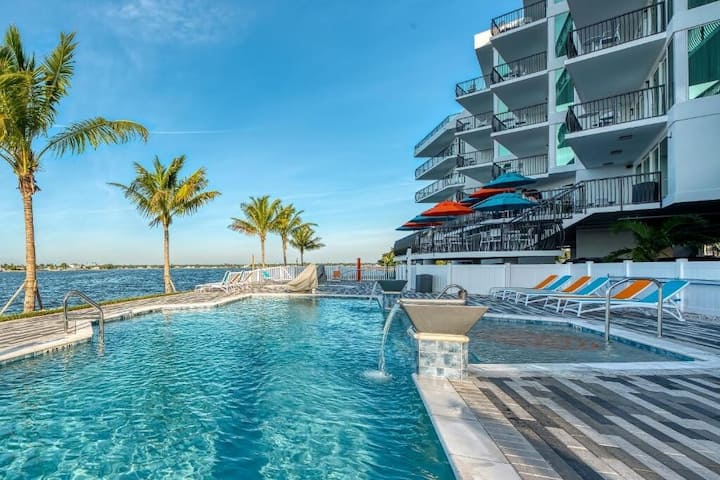 Cozy Waterfront Retreat! 3 Suites W/ Free Parking! - St. Pete Beach, FL