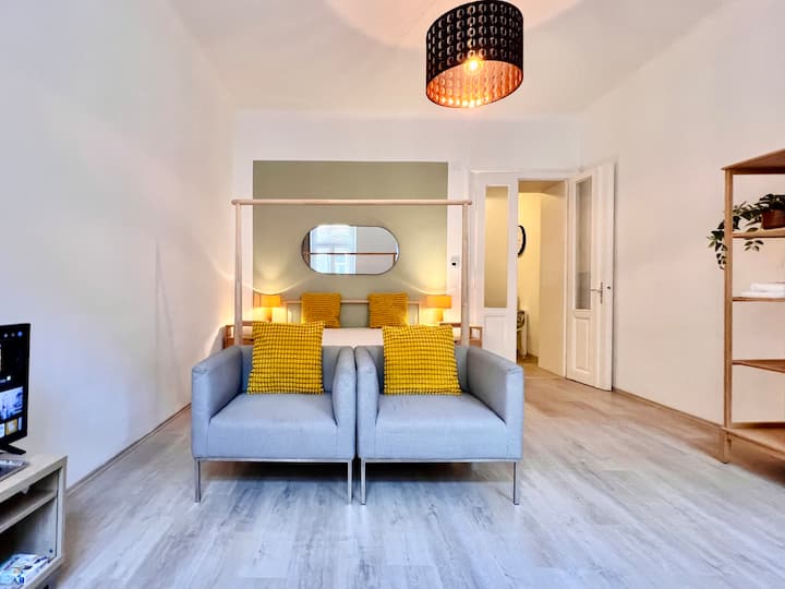 Servus Homes - Metro Stadthalle - Amadeus - Vienna