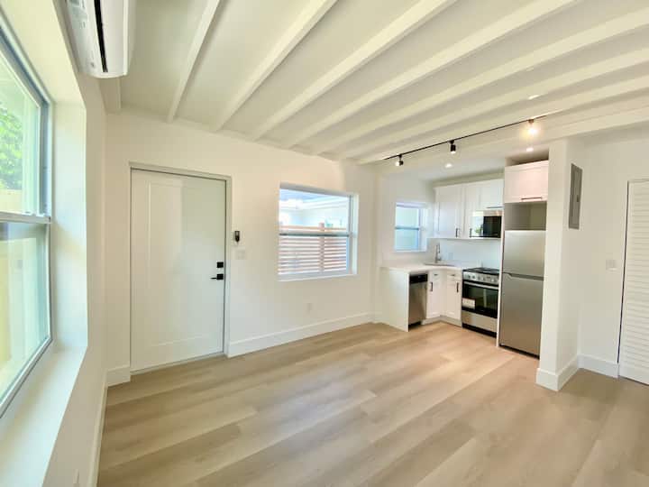 The Yellow House: Cottage - Riviera Beach, FL