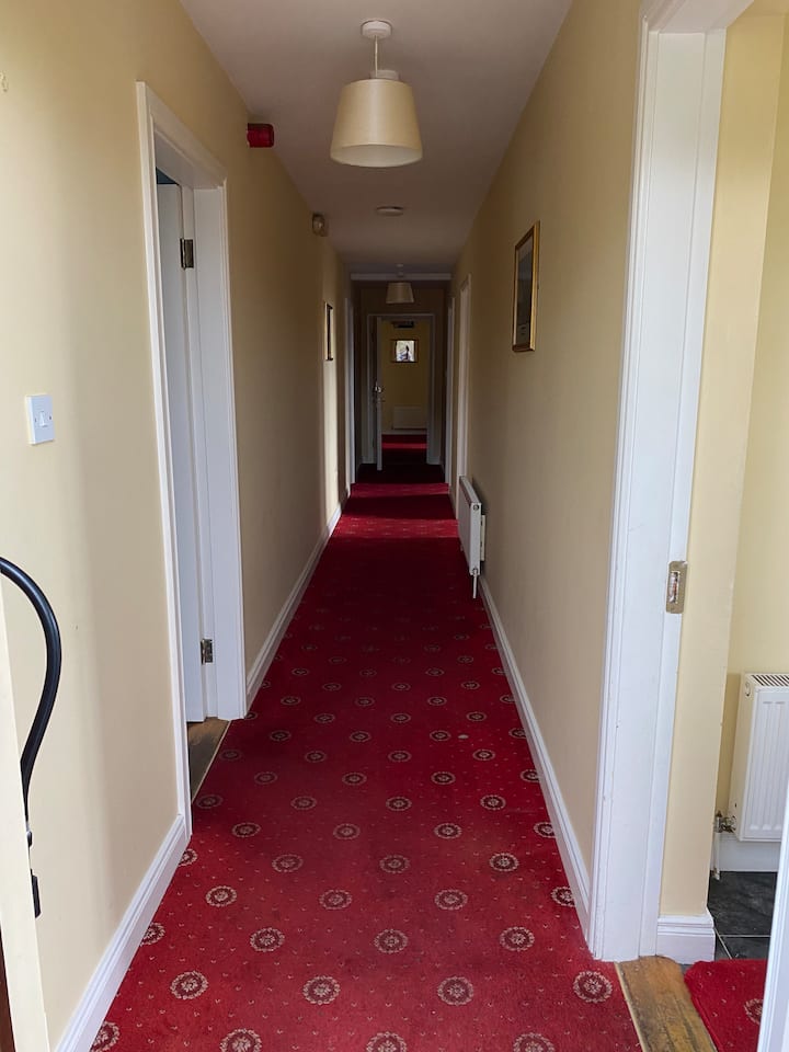 Large 7-room Apartment Above Pub, Athlone - Irland