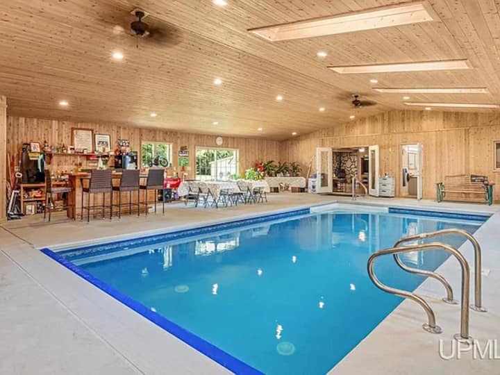 Private Indoor Heated Pool - Clean! - Gladstone, MI