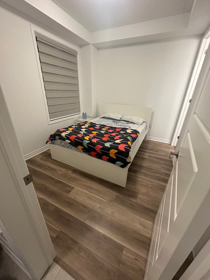 Cozy Private Bedroom With Private Washroom - Brampton