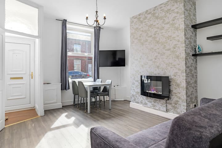 Spacious Haven 3-bed Home W/ En-suite - Bury