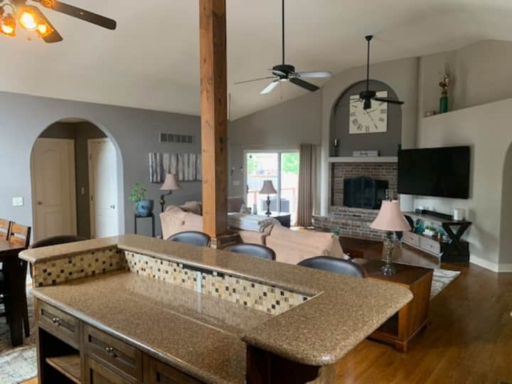 Make Yourself At Home! Stadiums & Downtown Nearby! - Paradise Park, Lee's Summit