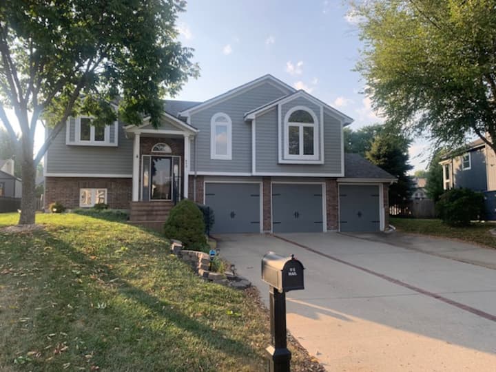 Make Yourself At Home! Spacious W/backyard Oasis! - Lake Jacomo, Blue Springs