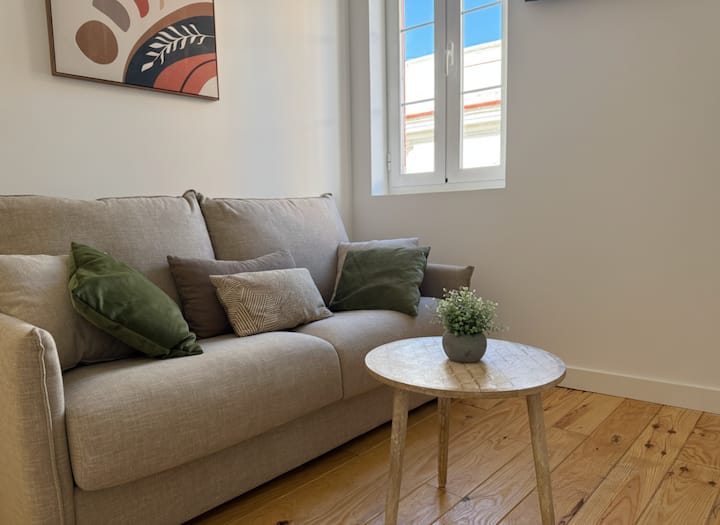 Modern 2-bedroom Apartment On Main Street - Gibraltar