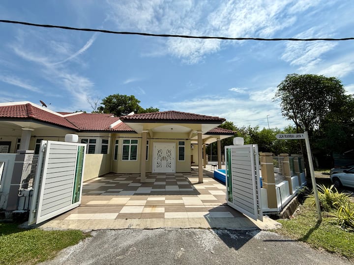 Spacious Corner Unit W/ Kid's Pool | 3br For 8pax - Malacca