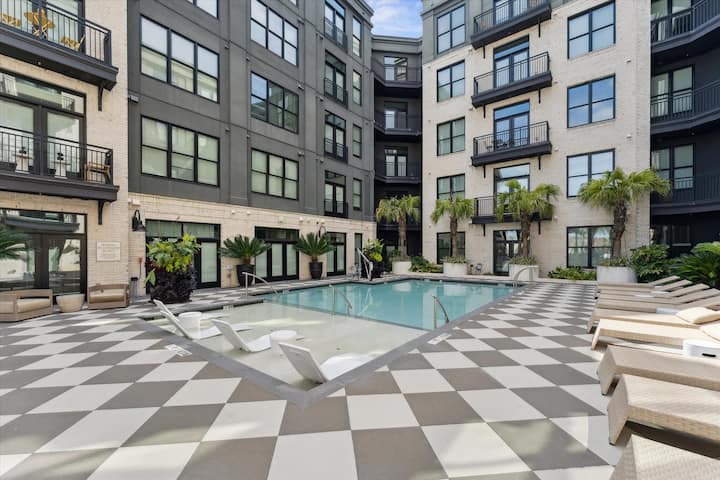 Dt Riverside Retreat | 2br W/balcony & Pool! - Savannah, GA