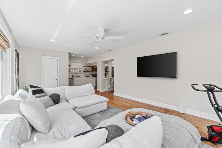 • Delray Beach Escape With Modern Style & Comfort - Delray Beach, FL