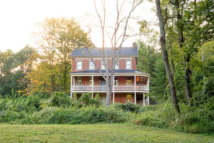 Boutique Stay Along Mahantango Creek: Luxe Cabin - Pillow, PA
