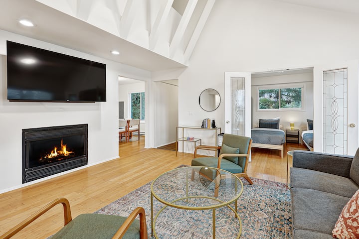 Craftsman Charm, Seattle Views & Light Rail Access - Seattle, WA