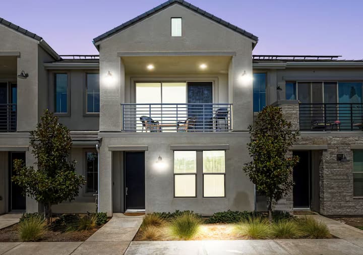 Veneto Park Immaculate Condo W/pool - Clovis, CA