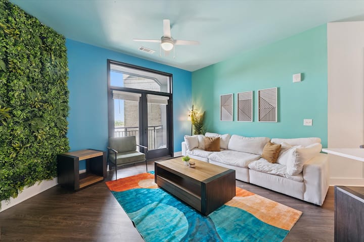 Prime Location | 2br Apt W/pool & River Views - Savannah, GA