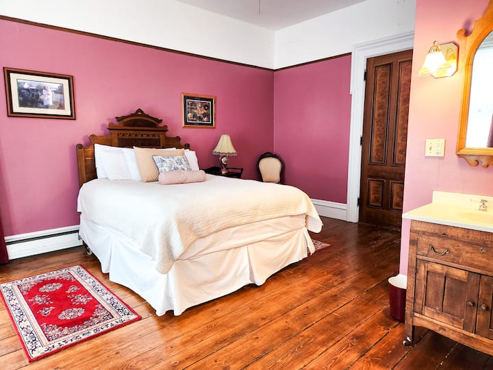 Queen Bedroom At Brigid's Crossing - Vermont