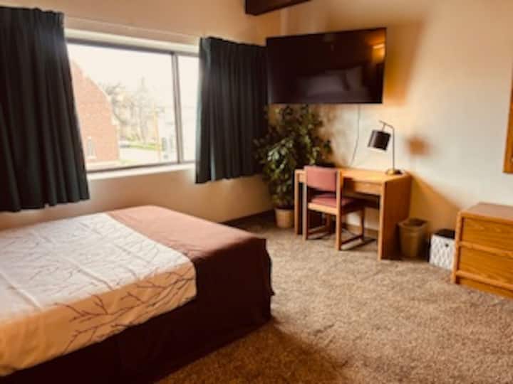 Monthly Retreat | Cozy, Clean & Central Location - Great Falls, MT