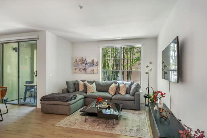 Resort Style 2br W/ Pool, Gym & Parking Included - Irvine, CA