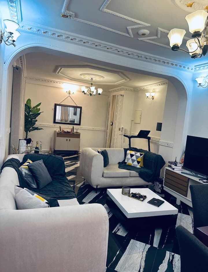 ÉLégant Studio Chic Neptune Logpom - Douala