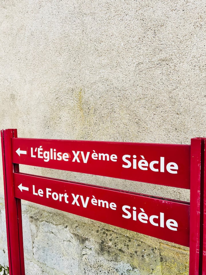 Maisonnette En Pierre Dans Un Fort Villageois - Issoire