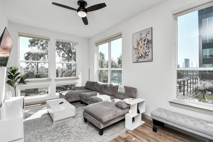 Heights Gem: Modern 1br With Skyline Views - Houston, TX