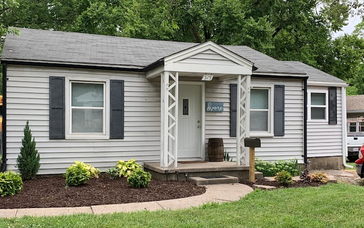 Quaint 3 Bedroom 1-1/2 Bath Home Close To Downtown - Columbia, MO