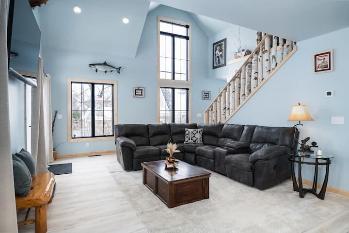 The Huntress Lodge | 3 Bed 2.5 Bath | Sleeps 8 | - Boyne City, MI