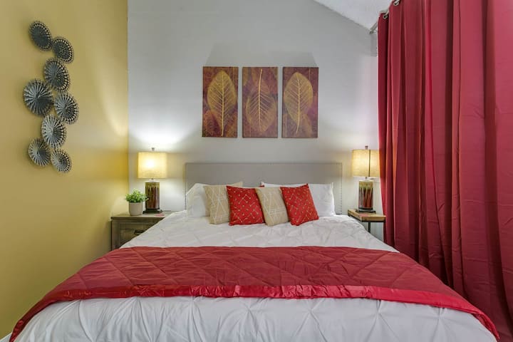 Sleeps 8/ 2 Apts/ Safe, Cozy Apt In Arlington - Arlington, TX