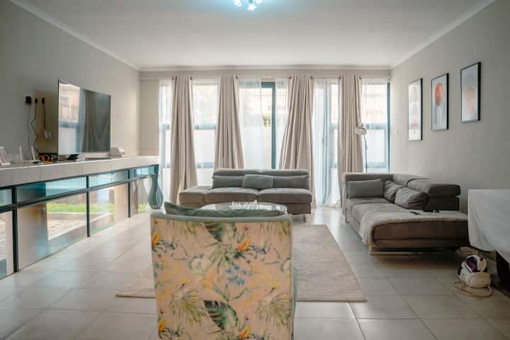Modern & Airy 3-bedroom | Backup Power | Wi-fi - Lusaka