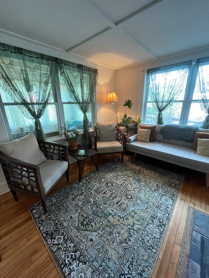 “The Brambles”- A 1920s Apartment Near The Beach - Bar Harbor, ME