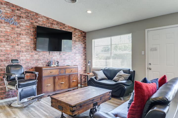 Central Location | Backyard | Modern & Spacious - Lubbock, TX