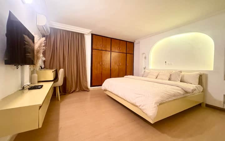 Grand Studio Moderne à La Riviera 4, Clim & Wi-fi - Côte d'Ivoire