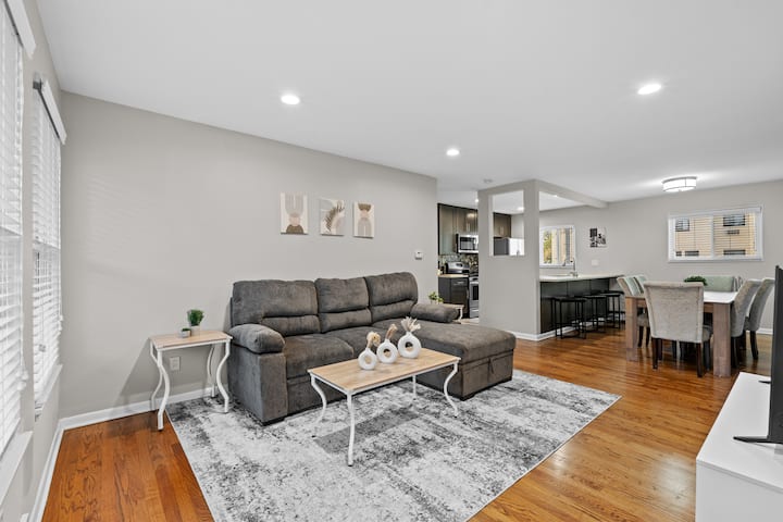 Cozy 2br Royal Oak Apt • In-unit Laundry & Parking - Southfield, MI