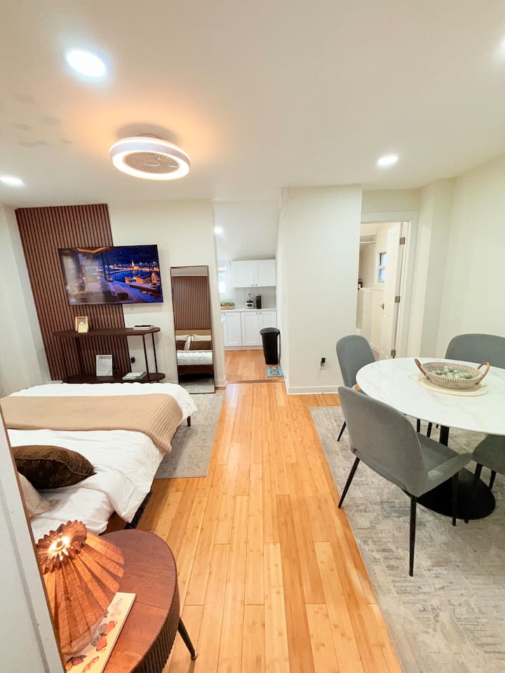 Hofstra Cozy Studio - Reaza Stays - Garden City, NY