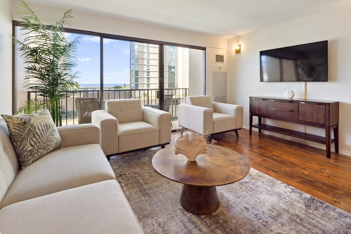Elegant Waikiki Retreat - Ocean View & Luxe Decor - Honolulu, HI
