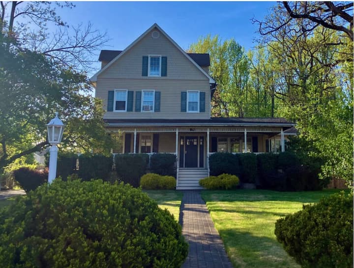 Colonial-style Home 
With 0.5 Acre (Film Use Only) - Edison, NJ