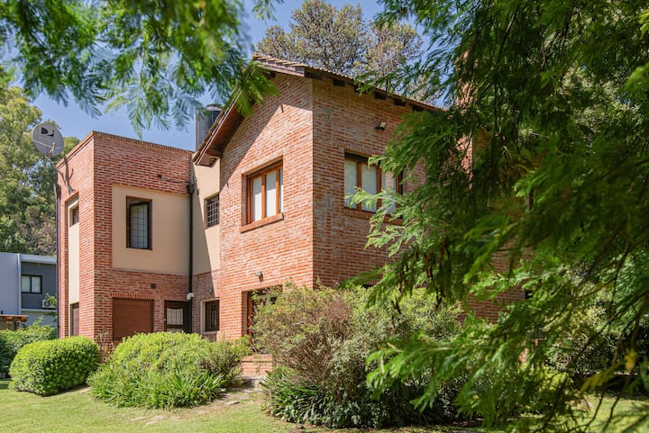 Amplia Casa Boutique En Un Bosque Cerca Del Mar - Mar del Plata