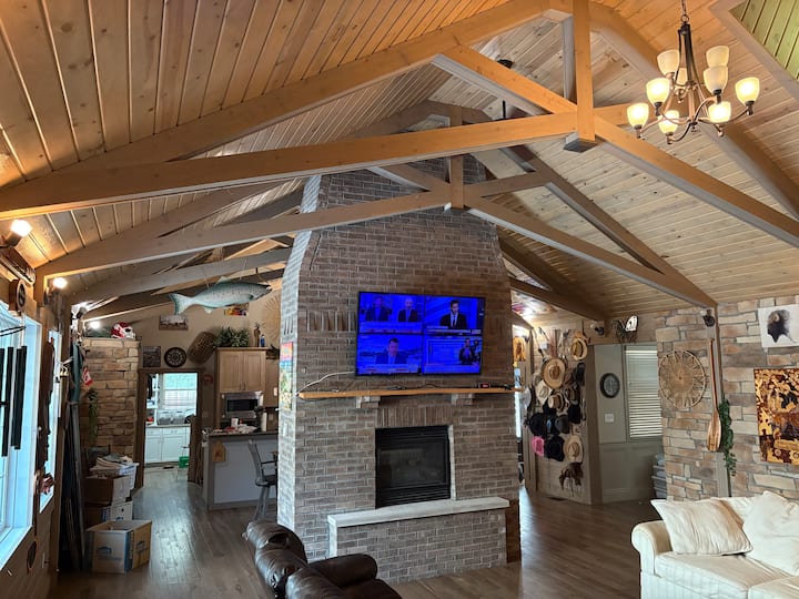 Campus Castle Luxury Cabin - Bloomington