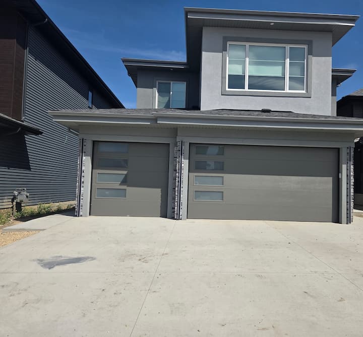 2 Suites, 2 Bedrooms, 2 Bathrooms & 2 Living Areas - Edmonton