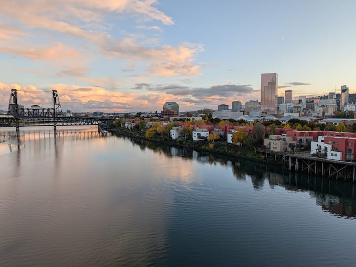 City Living, River Access, Hot Tub & Parking Spot! - Portland, OR