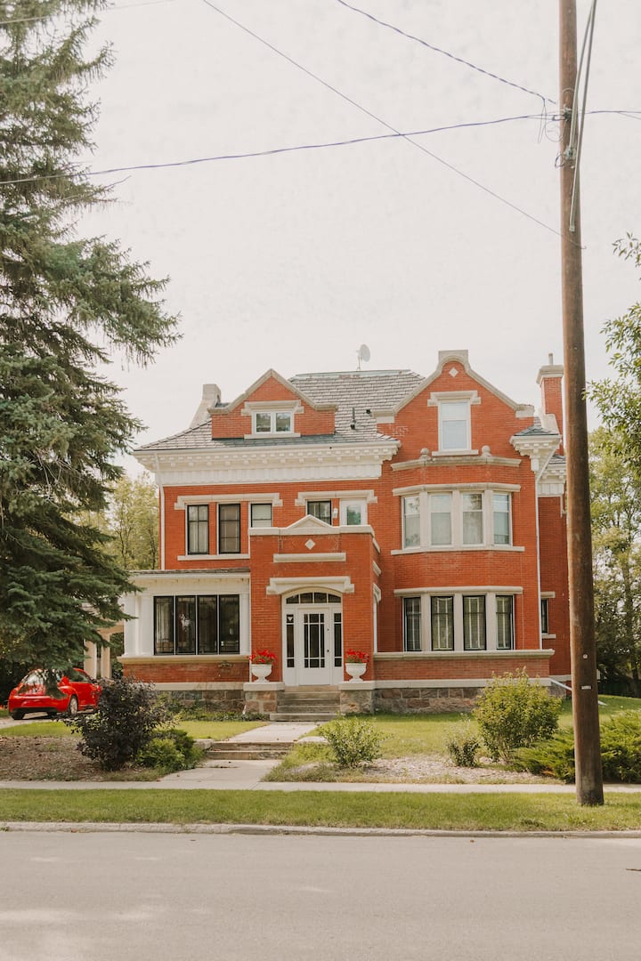 Heritage Suite | Queen Bed, Ensuite & Fireplace - Weyburn