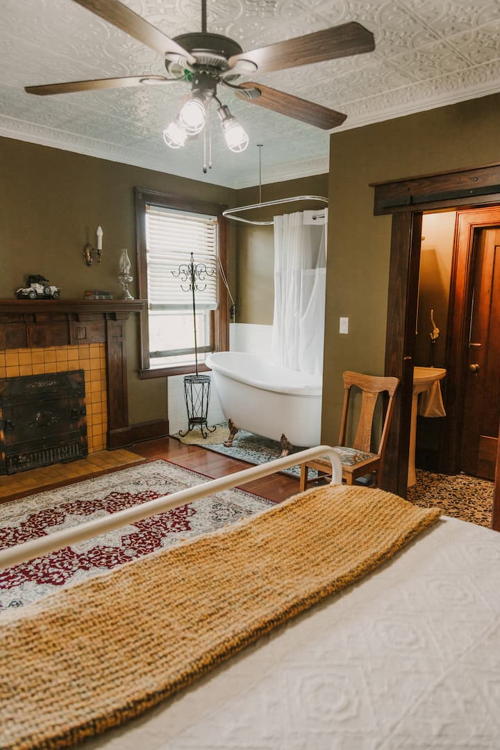 Heritage Suite | Queen Bed, Ensuite & Fireplace - Weyburn